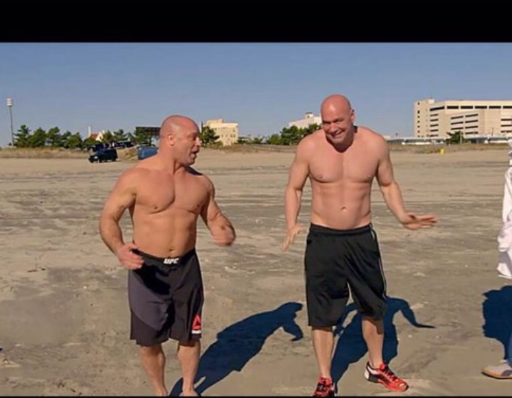 Dana White é visto em foto exibindo o físico de atleta