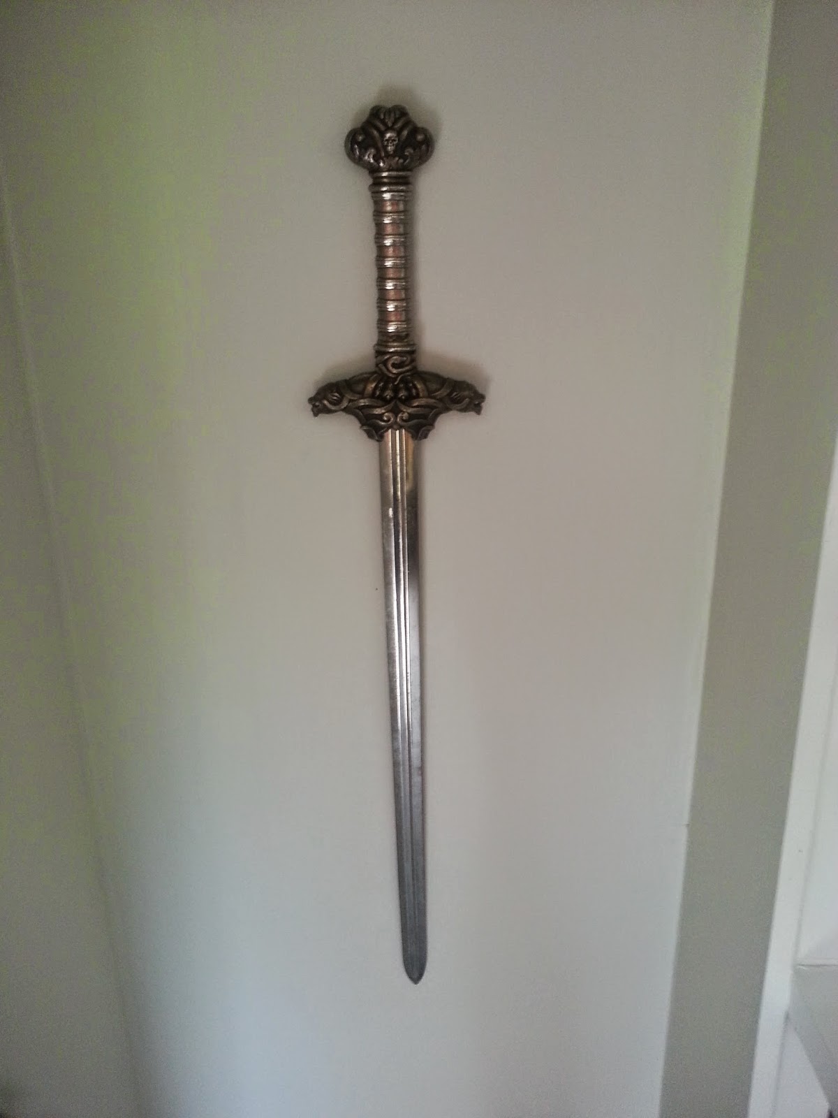 Xena Prop Treasures: Where's Waldo? (II): Help identifying this sword