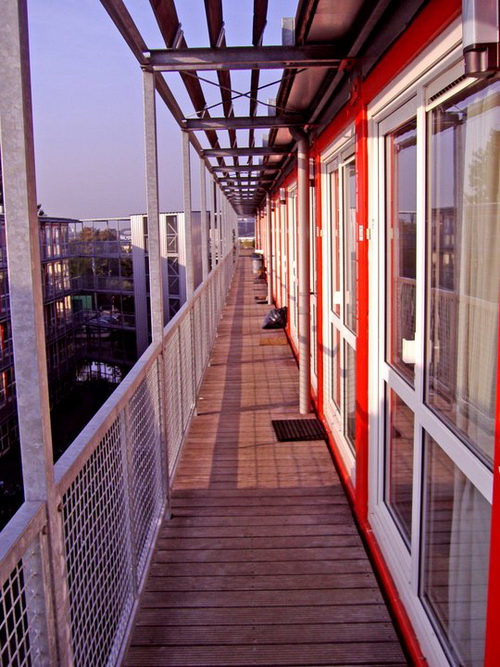 小島設計: 荷蘭的貨櫃屋宿舍 Keetwonen