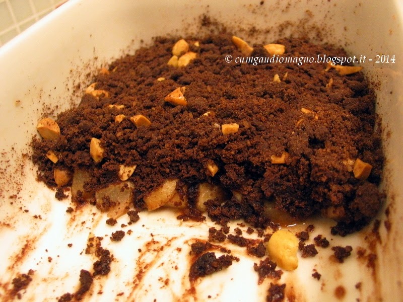 Cum Gaudio Magno: Crambol di pere d'emergenza con cacao e arachidi