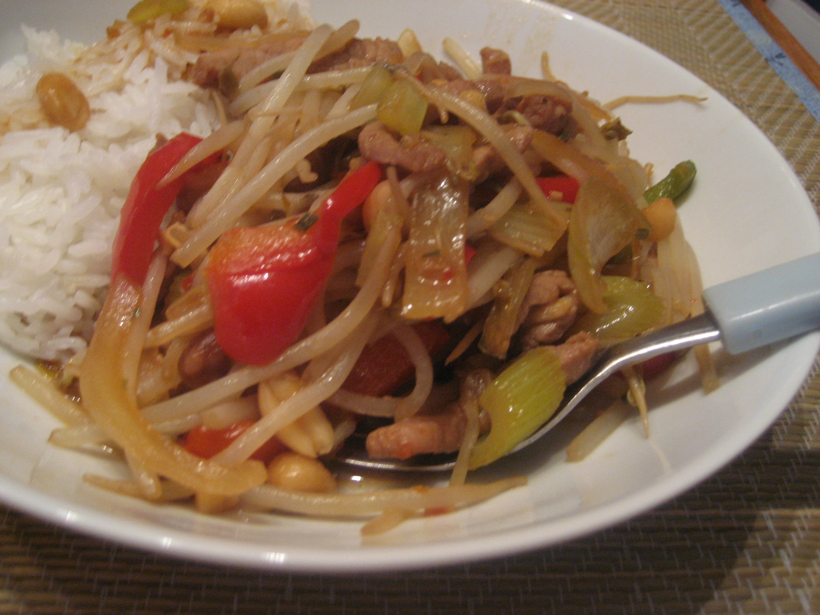 Marie est dans son assiette!: Sauté au porc et aux fèves germées