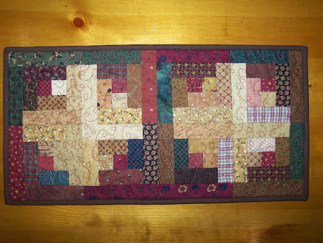 Busy Hands Quilts: Log Cabin Quilted Table Runners and Wall Hangings