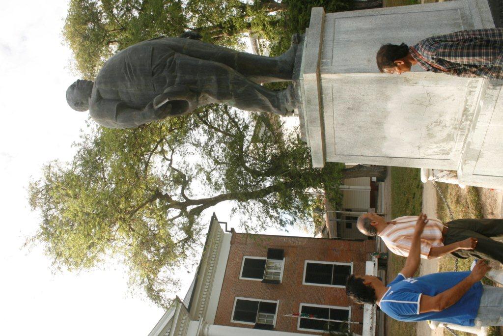 Nieuws: NPS maakt haalt graffiti op standbeeld van J.A.Pengel weg