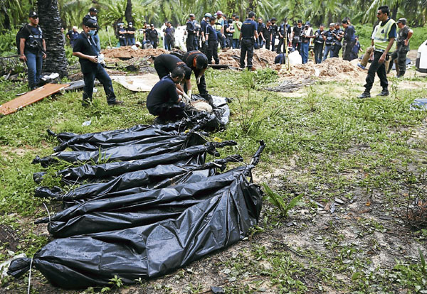 OPS DAULAT : SERAM dan Bau Busuk Sekitar Operasi Mengeluarkan 15 Mayat ...