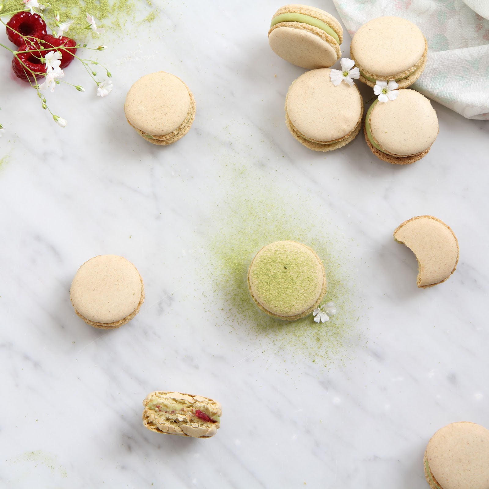 Macaron thé matcha et coeur framboise | Recueil Gourmand