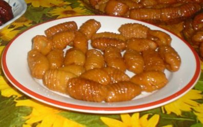 I CRUSTOLI ALLA CALABRESE, L'ANTICA RICETTA CONSERVATA NEL TEMPO.