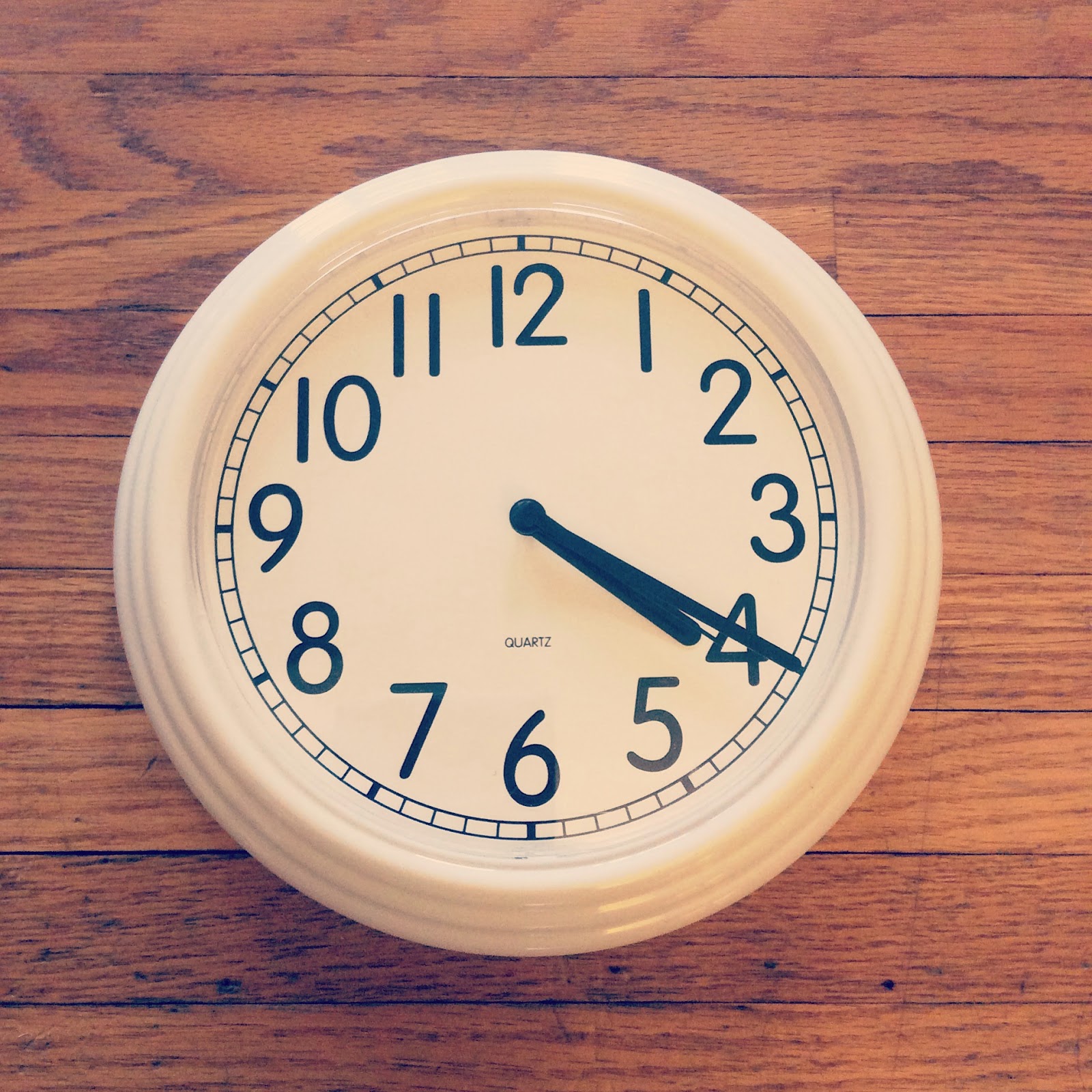 The Hydeout: DIY Scrabble Tile Clock