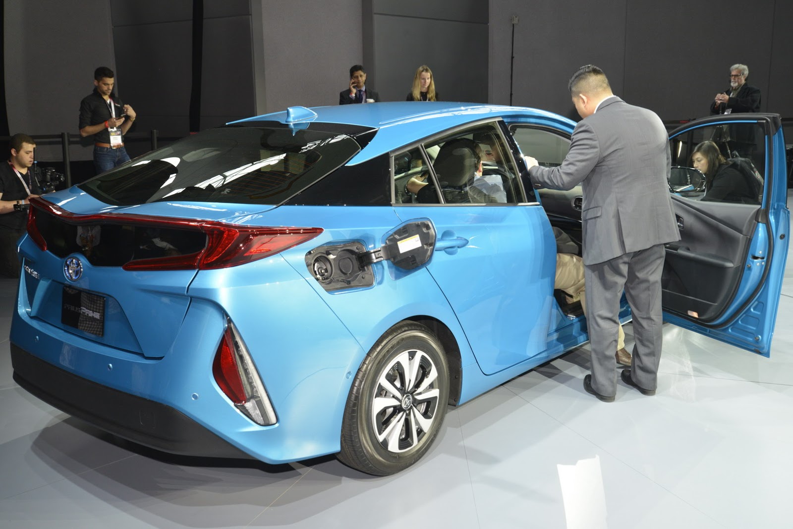 Toyota Primes Its New 120MPGe Plug-in Hybrid Prius ~ Sports & Modified Cars