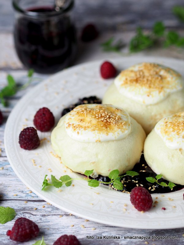 Domowe parowańce z sosem owocowym | Smaczna Pyza