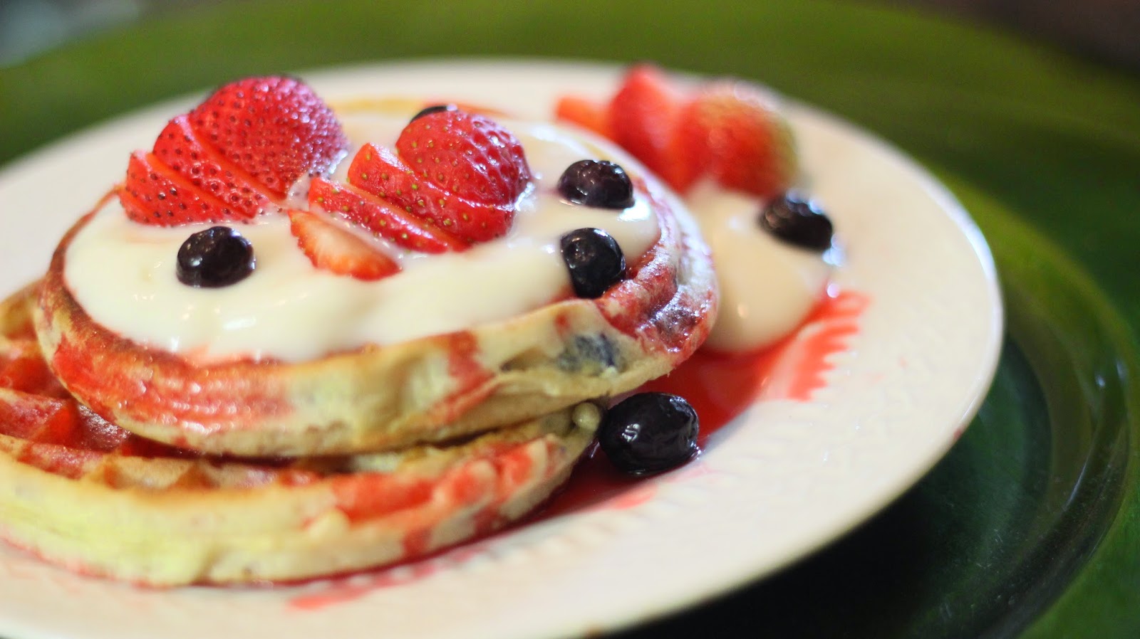 WAFFLES CON YOGURT DE FRESA, ARÁNDANOS Y VAINILLA #TomaLeche ...