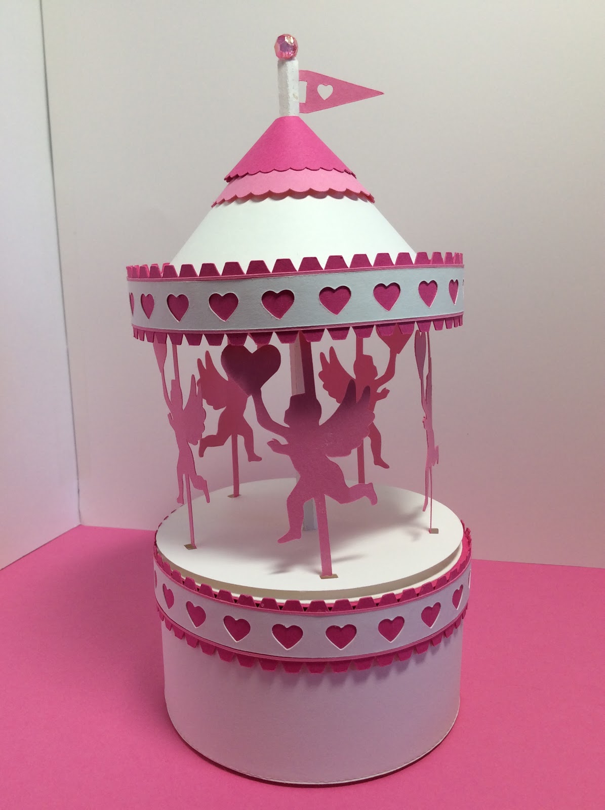 Papercrafts and other fun things: Valentine Carousel Box