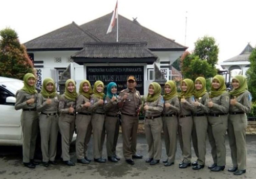 Foto-foto Praja Kitty Wanita Cantik Bak Bidadari, Barisan Satpol PP di ...