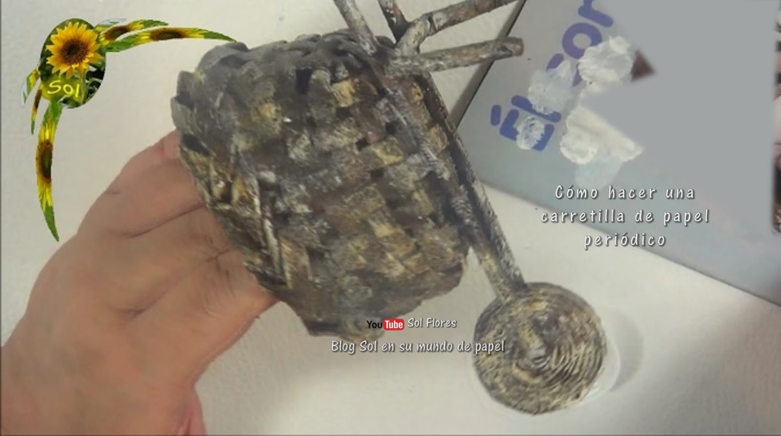 Mujer joven poetas oler carretilla de papel administración ponerse ...