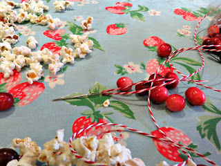 just saying ...: Popcorn and cranberry garlands ...