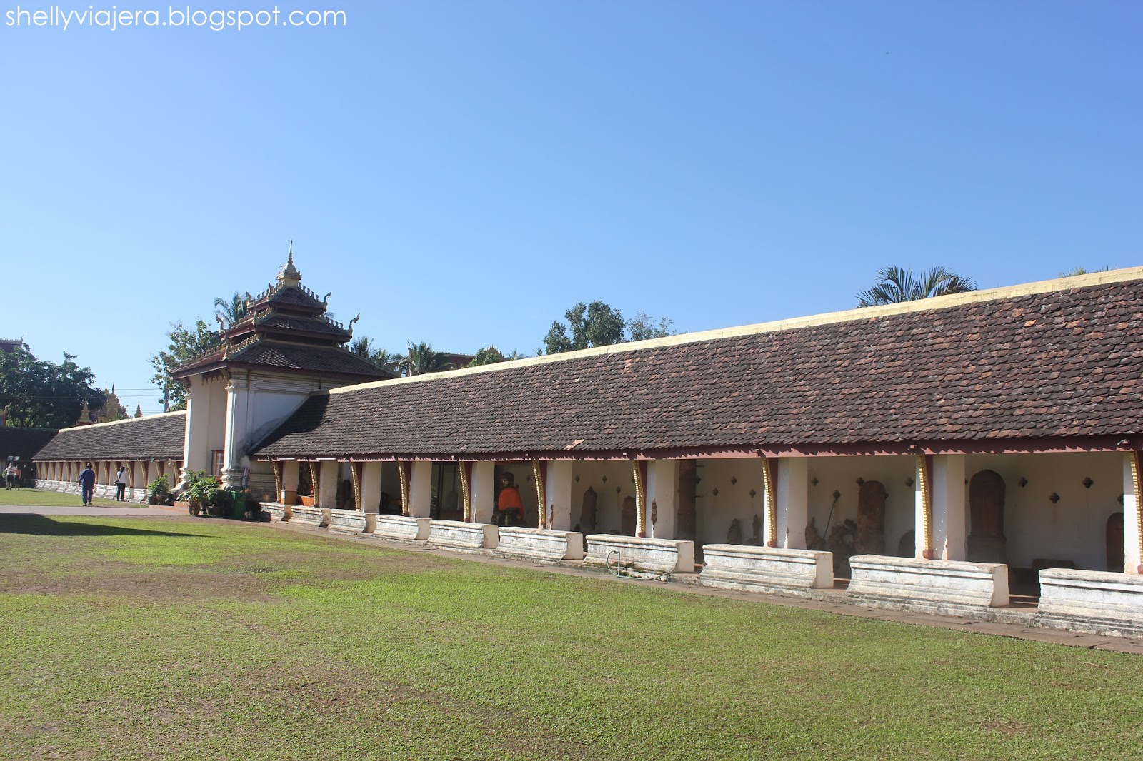 When in Laos: Pha That Luang - Shelly Viajera Travel
