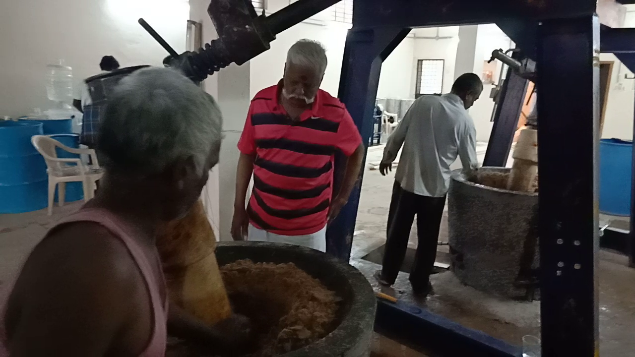 Kal chekku machine: Wooden chekku Oil Extraction Machine-cold press oil ...