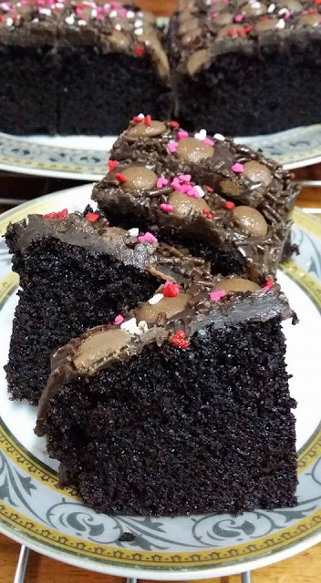 CHOCOLATE MOIST CAKE (KEK COKLAT LEMBAB) DENGAN COKLAT GANACHE