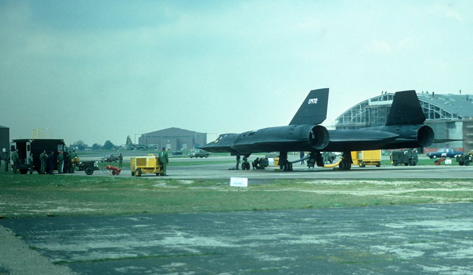 Jet & Prop by FalkeEins: Mildenhall SR -71 Blackbird -17976 taxiing out ...