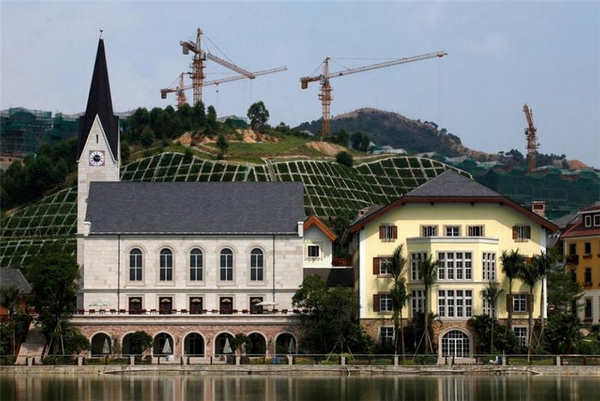 CENTRO DE TERAPIAS CREATIVAS: China replica Hallstatt, un pueblo de Austria