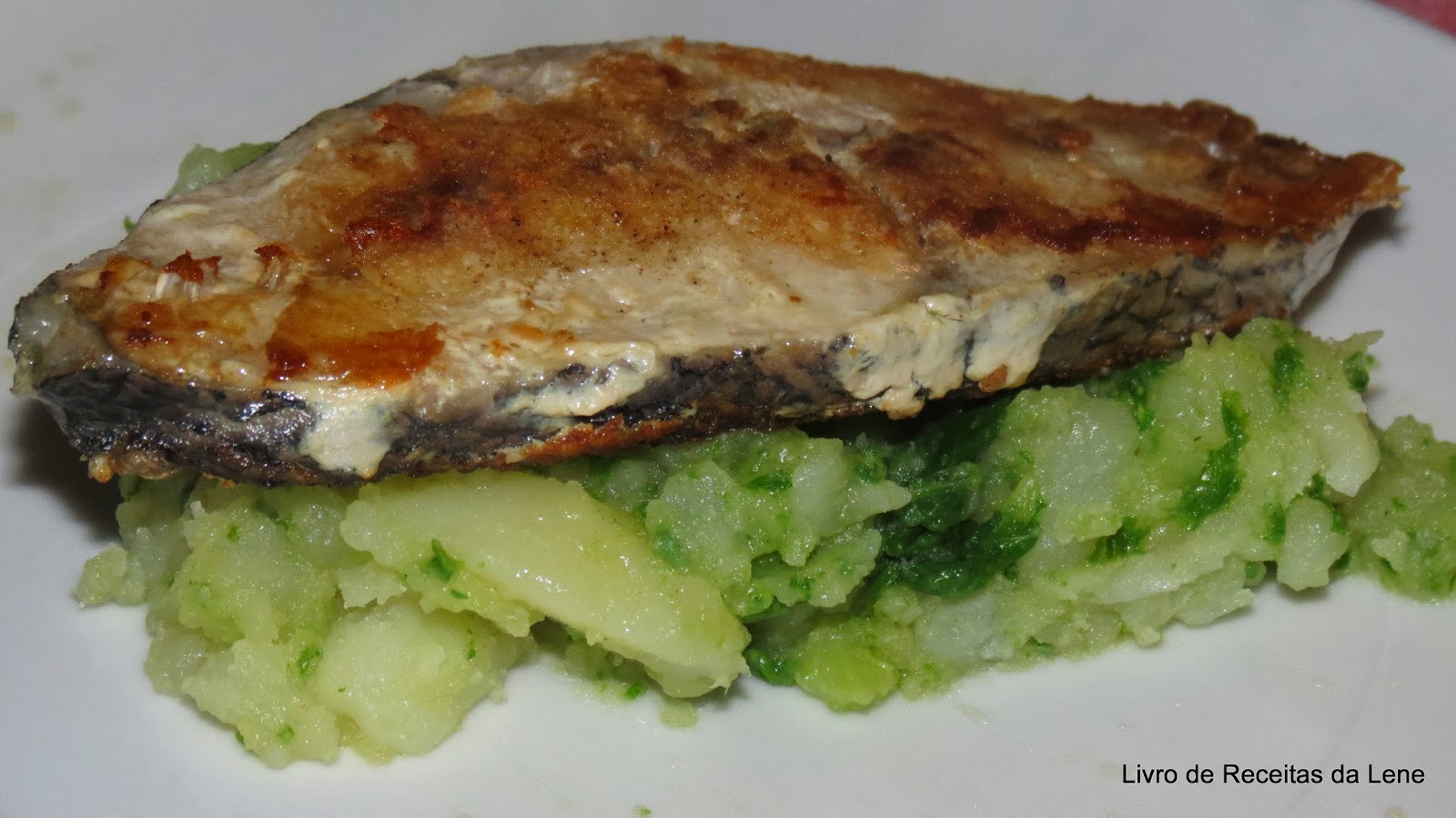 PERCA GRELHADA COM ESMAGADA DE BATATA E PENCA | LIVRO DE RECEITAS