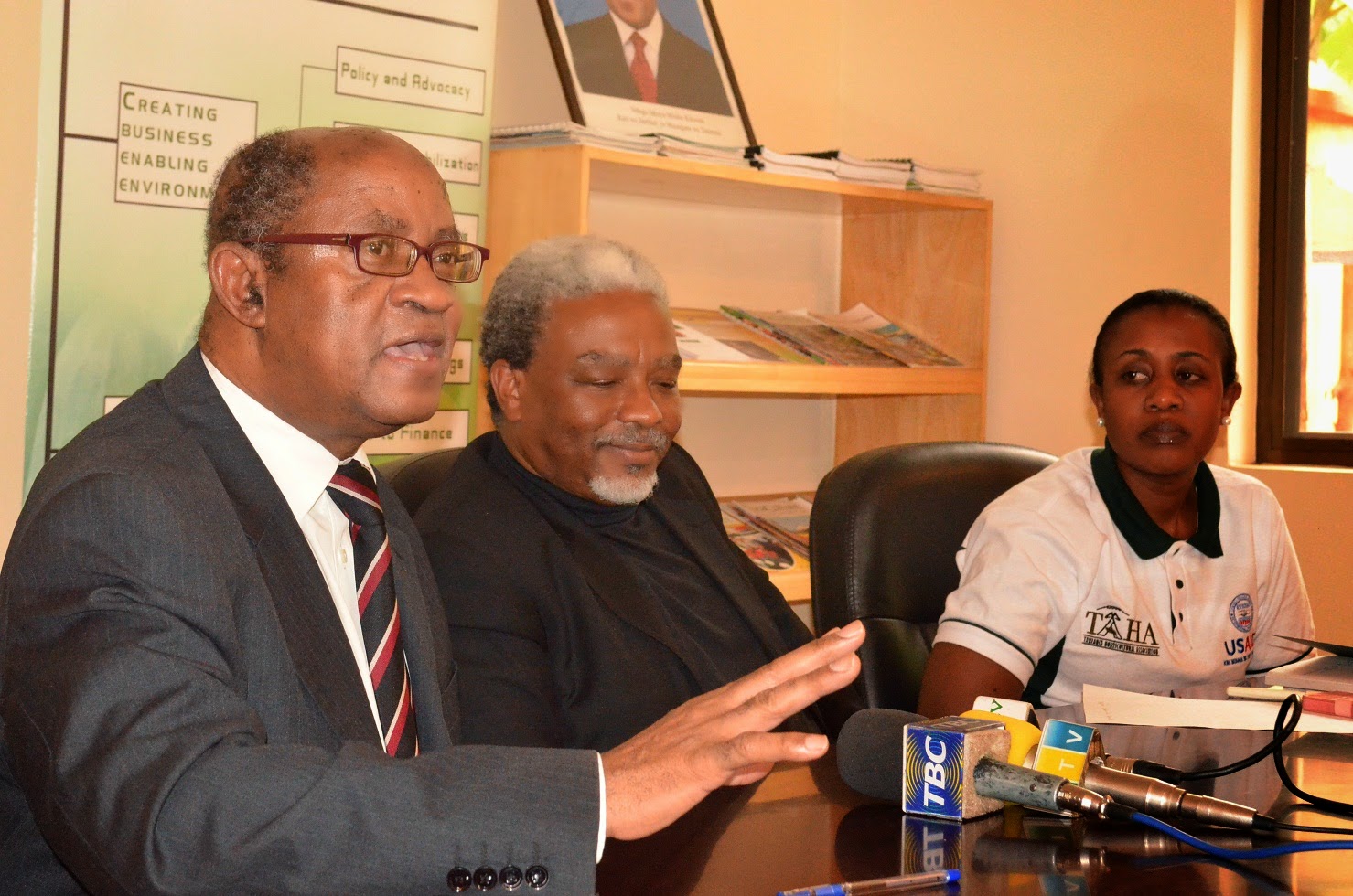 Rweyemamu info blog: TAHA YAPANIA KUKUZA BIASHARA YA MAUA NA MATUNDA NCHINI