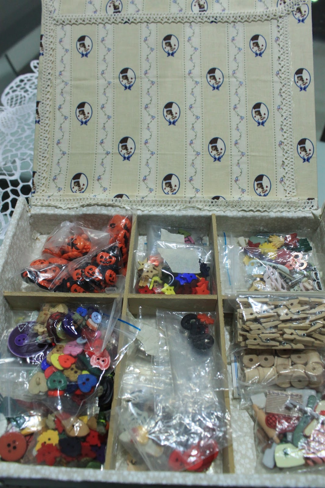 LABORES DE LILIANA: CAJITA FORRADA GUARDA BOTONES