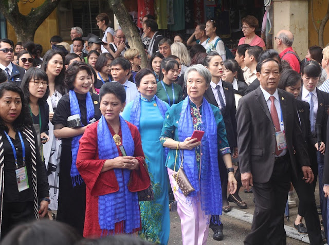 Spouses of APEC leaders tour Hoi An
