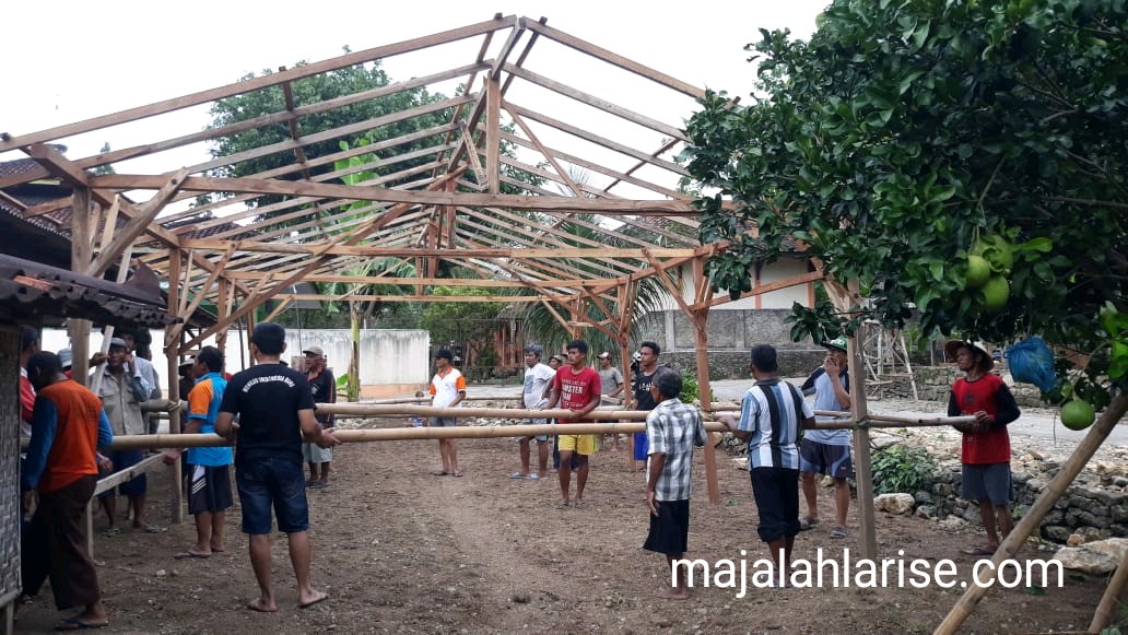 Warga Sukoroyom Kulon Kerja Bakti Angkat Rumah Parkiran - MAJALAH LARISE