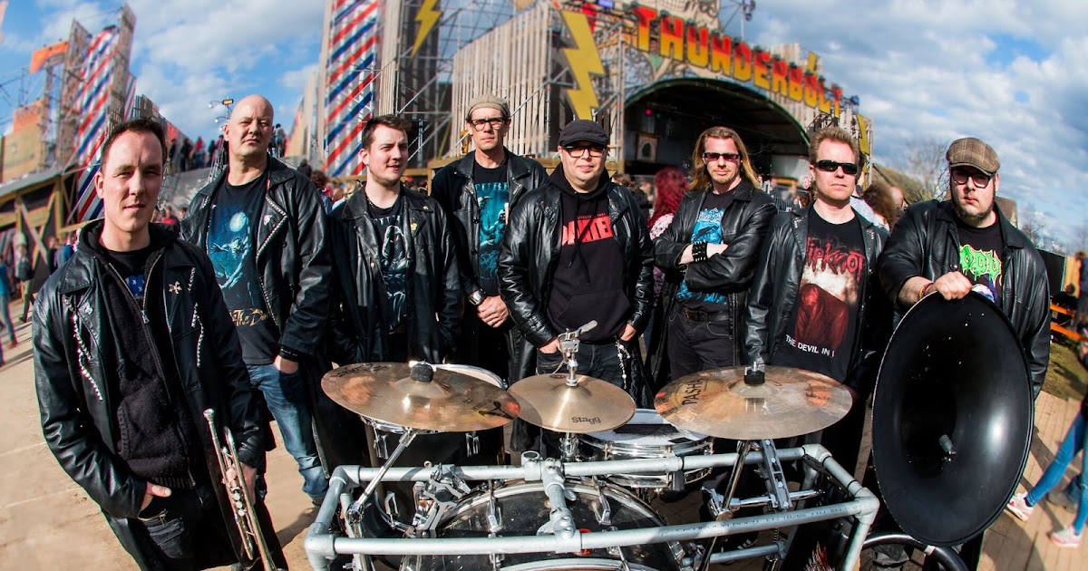 Uma trupe de metais tocando heavy metal: conheça o Heavy Hoempa