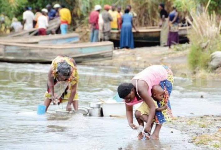 Somewhere In Africa!! Shocking Photo Of Woman Washing Utensils And A ...