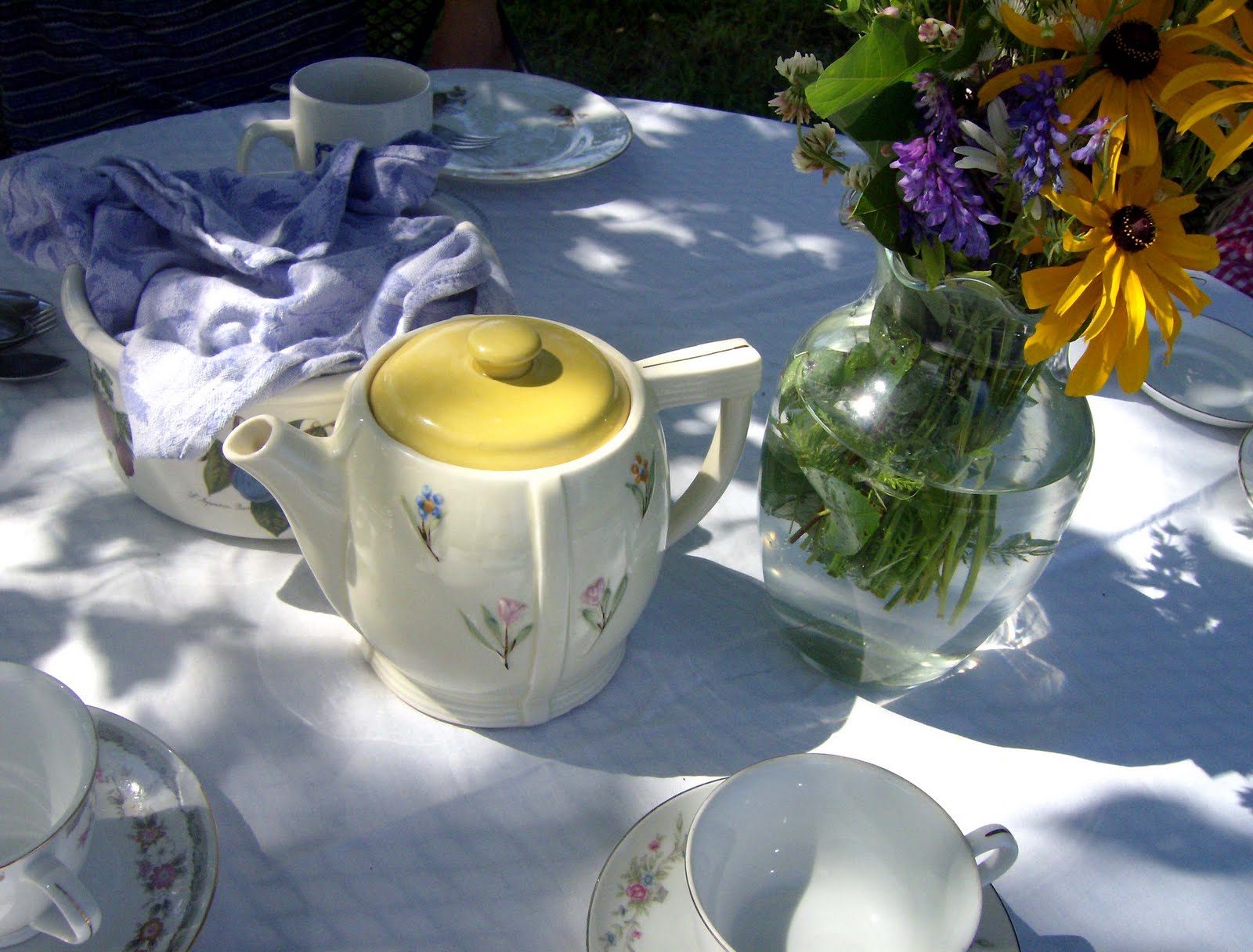 The Romantic Mom.com: A Tea Under a Tree