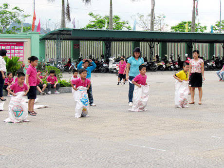 Trò chơi dân gian - Trò chơi nhảy bao bố - Trò Chơi Tập Thể