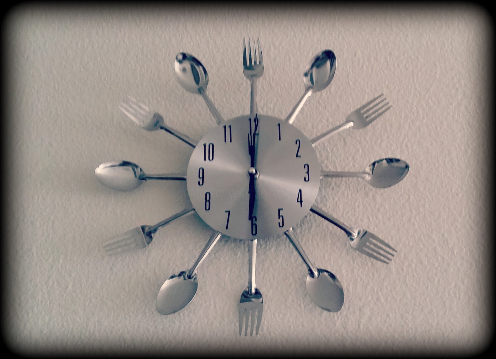 Temporary Waffle: Ohuhu Cutlery Kitchen Knife & Fork Decorative Wall Clock