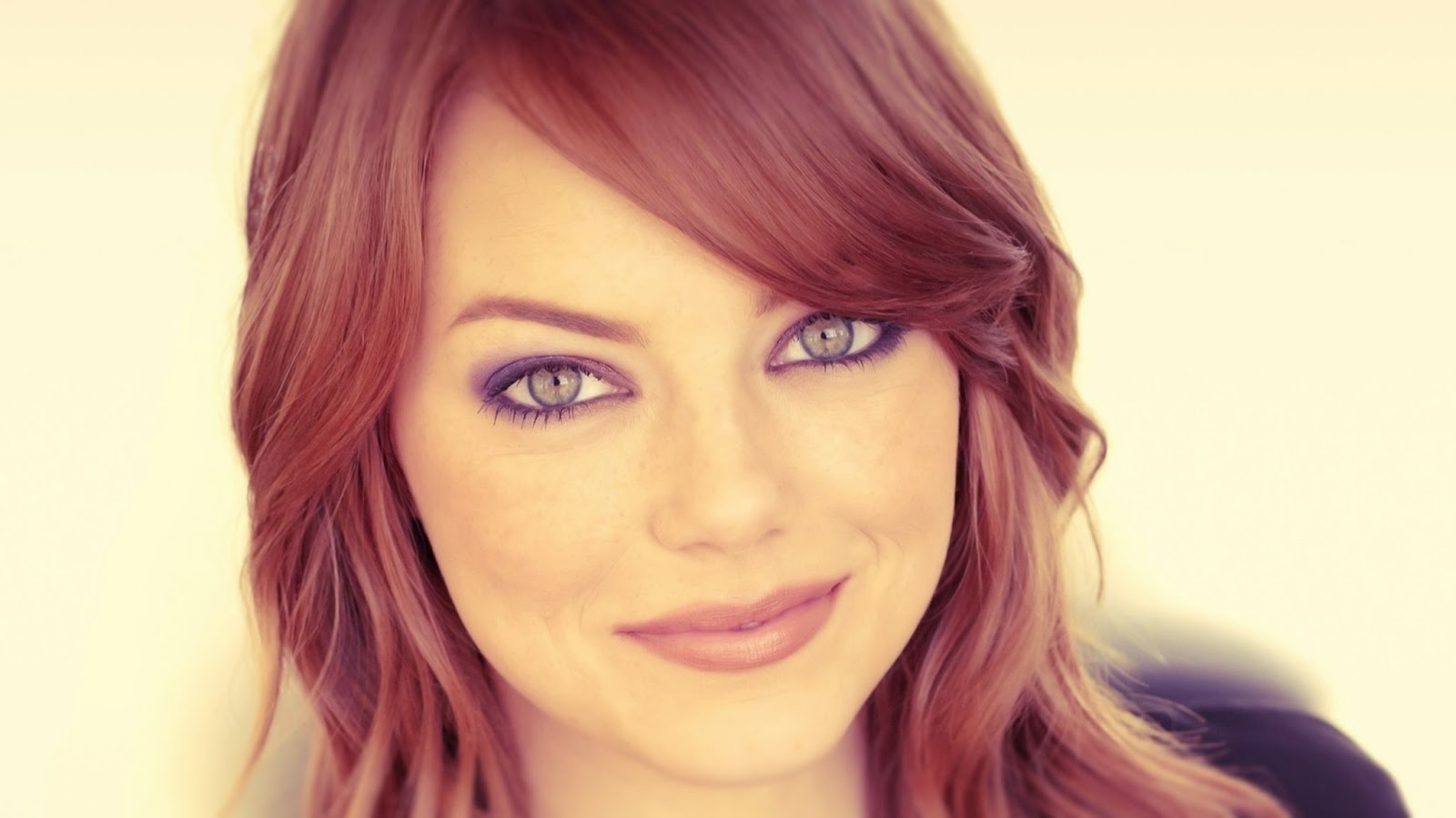 Emma Stone Unseen Latest Cute HD (1080p) Photos in RED