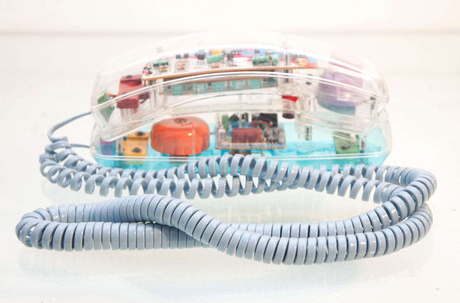 Teléfono transparente de los años ochentas