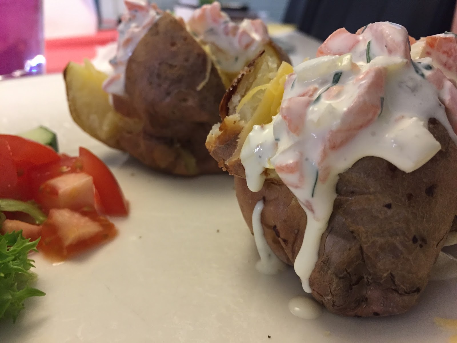 Voita ja Suolaa: Uuniperunat suolapedillä + Savulohitäyte