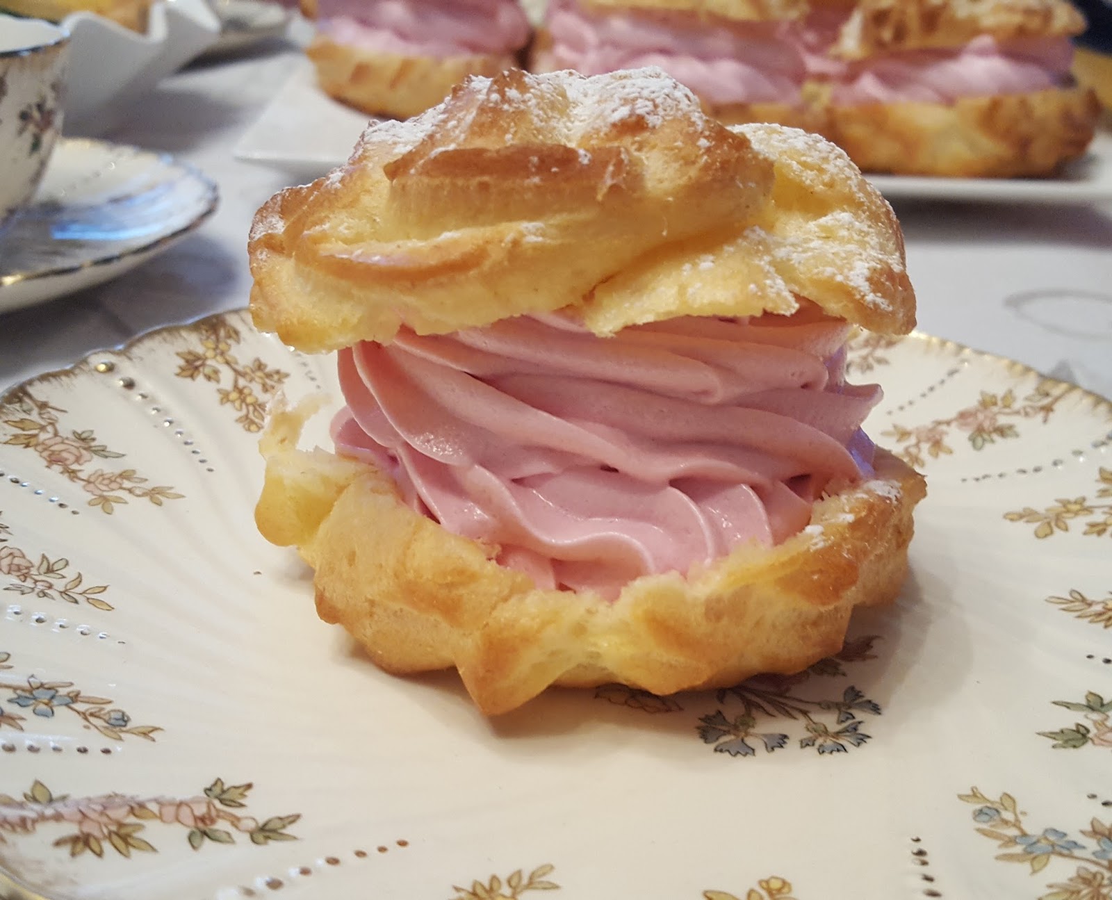 Ptysie z malinową bezą włoską – Słodko-wytrawnie