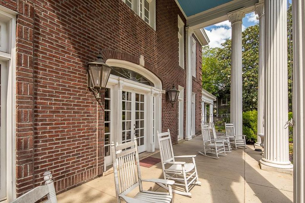 Sweet House Dreams: Clanlo Hall, 1853 Brick Colonial in Memphis, Tennessee