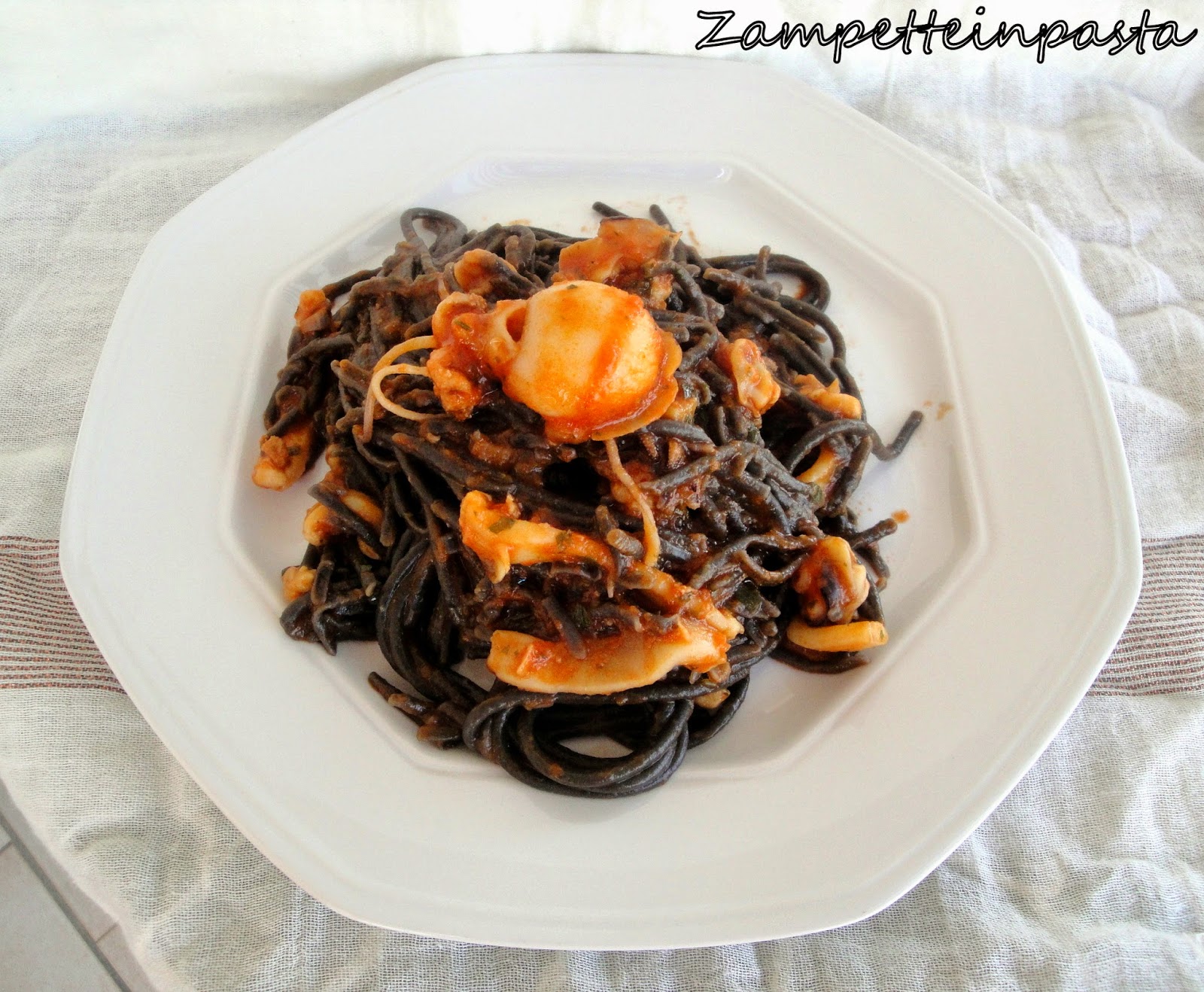 SPAGHETTI AL NERO DI SEPPIA CON SEPPIOLINE E POMODORO | ZAMPETTE IN PASTA