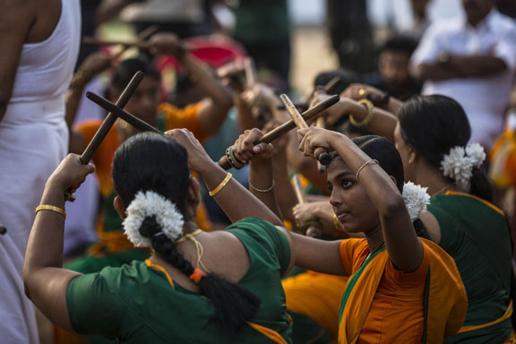 ‘Payyannur Charadukuthi Kolkali’ enthralls visitors at KMB 2016