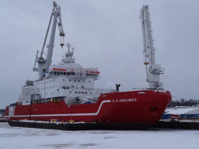Captain Fred's Blog: SA Agulhas Aerial shots workng cargo