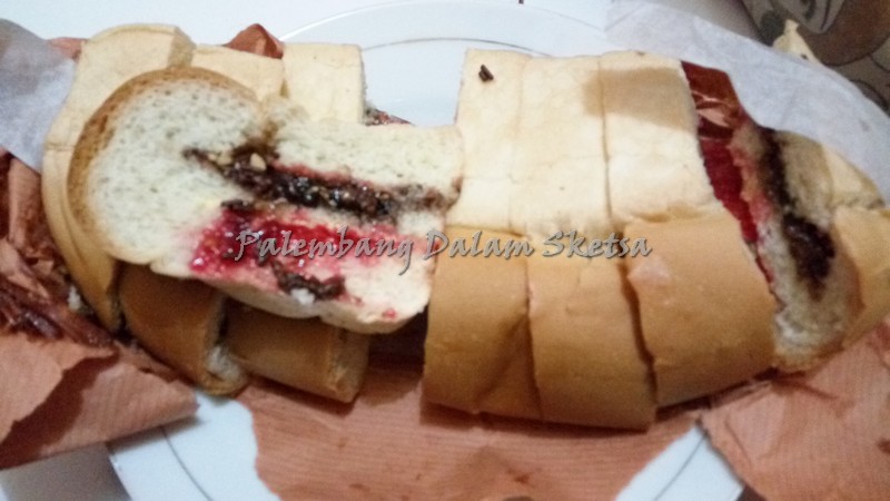 Palembang Dalam Sketsa: Roti Komplit Parman Palembang