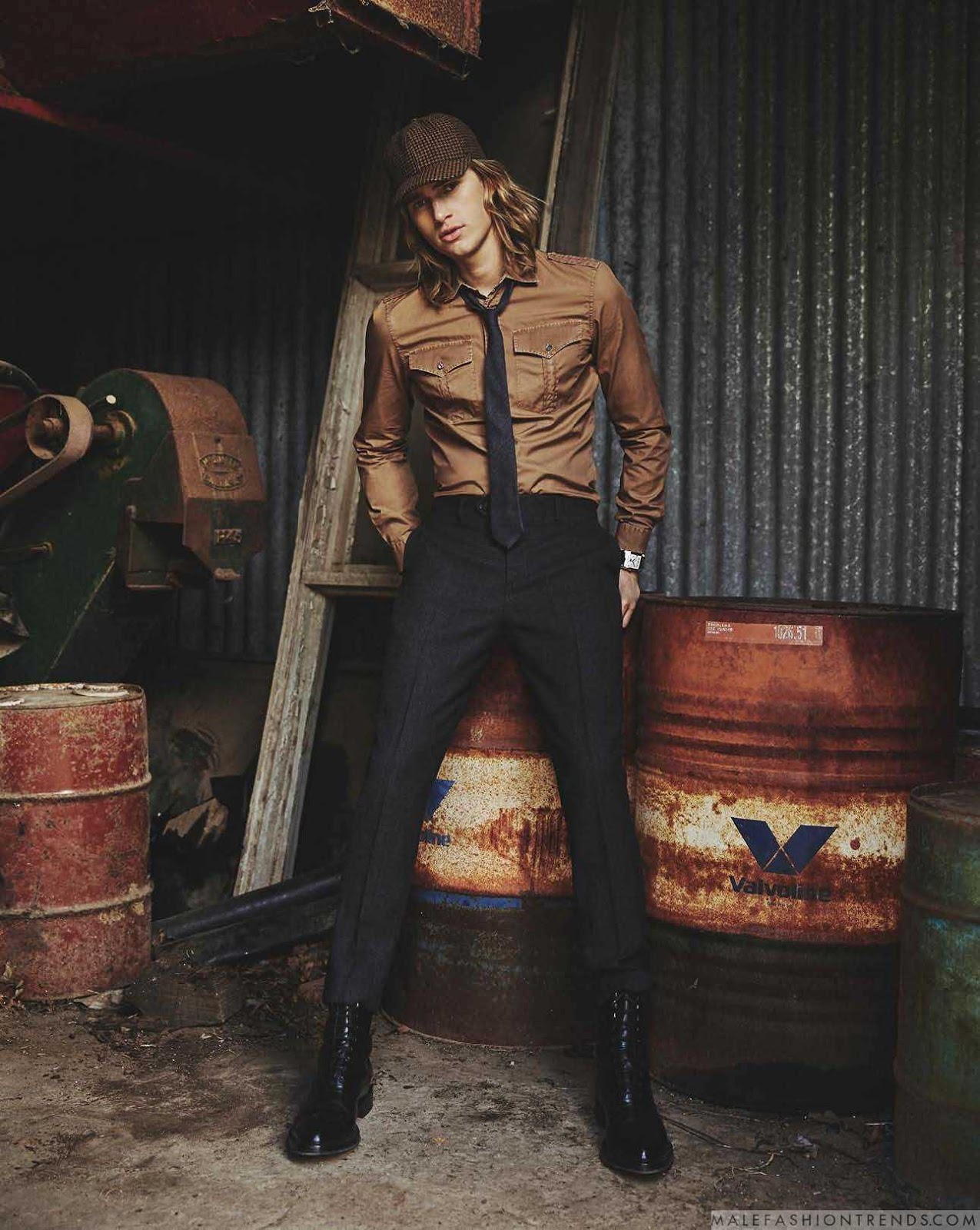 Charlie Kennedy viste sastrería relajada para el verano en páginas de ...