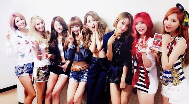 SNSD members snapped a group photo with Melody Day - Wonderful Generation