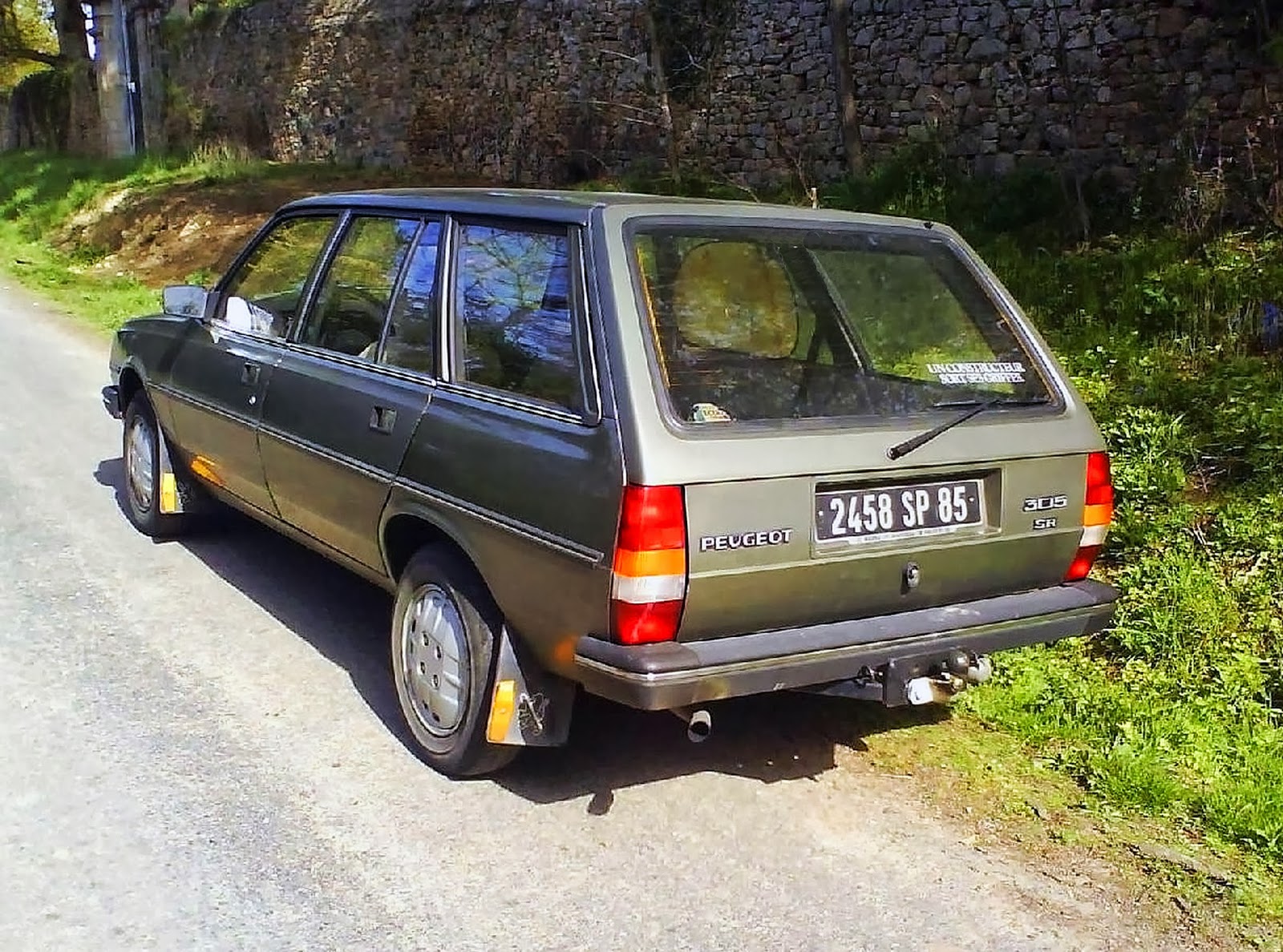 Curiosités automobiles et voitures de collection: La Peugeot 305.