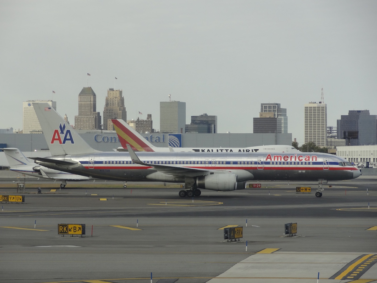 aero-wing: N197AN_B757-223__AMERICAN AIRLINES_EWR