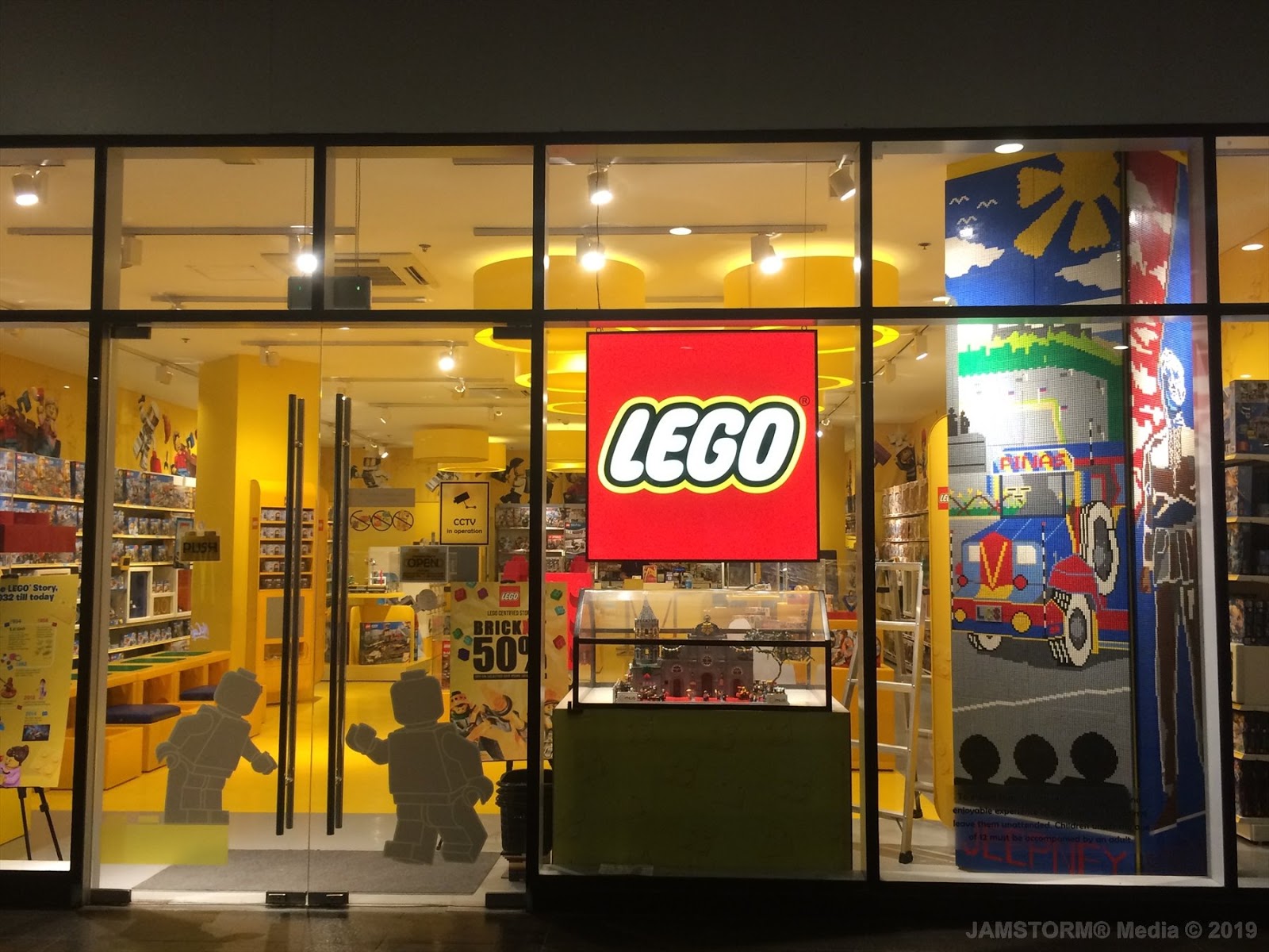 @cerbojam: Getting Lost in the LEGO® Store