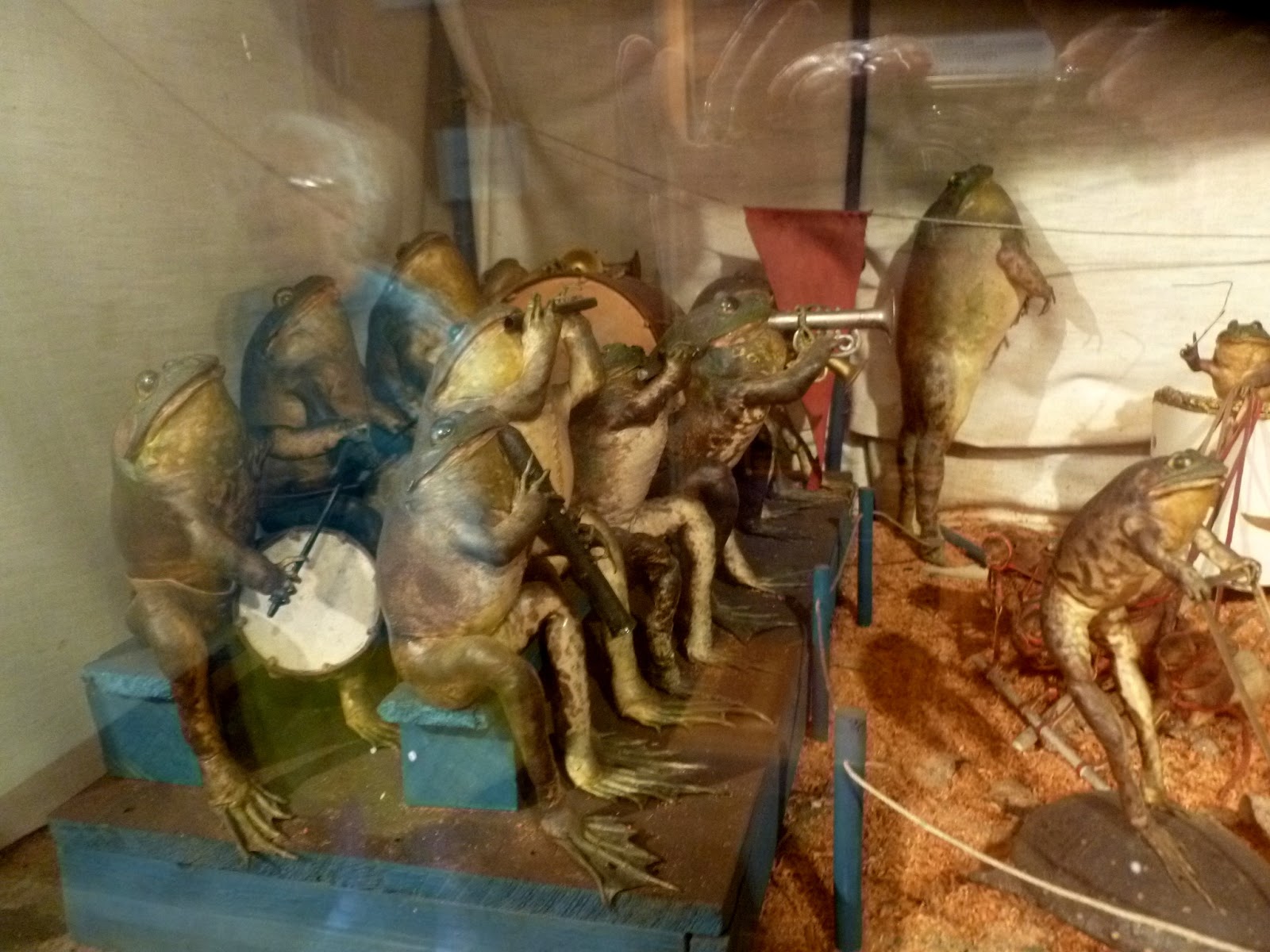 Photo-ops: Roadside Attraction: Dead Frog Circus - Holyoke, MA