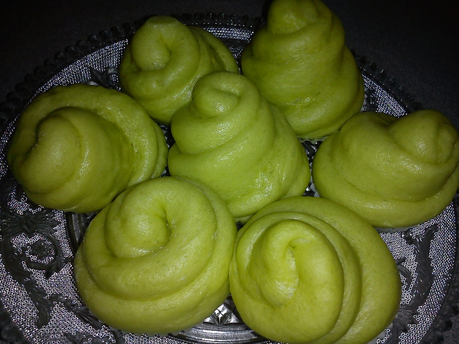 Cooking Pleasure: STEAMED PANDAN SWIRL MANTOU