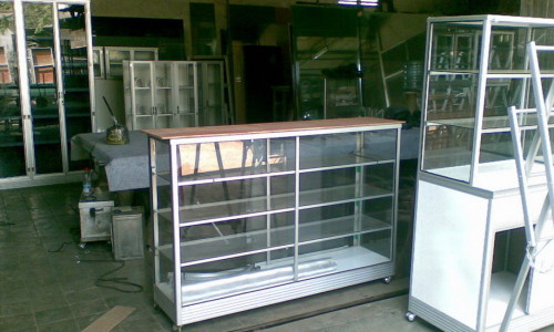 Model Harga Etalase Lemari Kaca Kecil Alumunium Untuk Usaha Kue ...